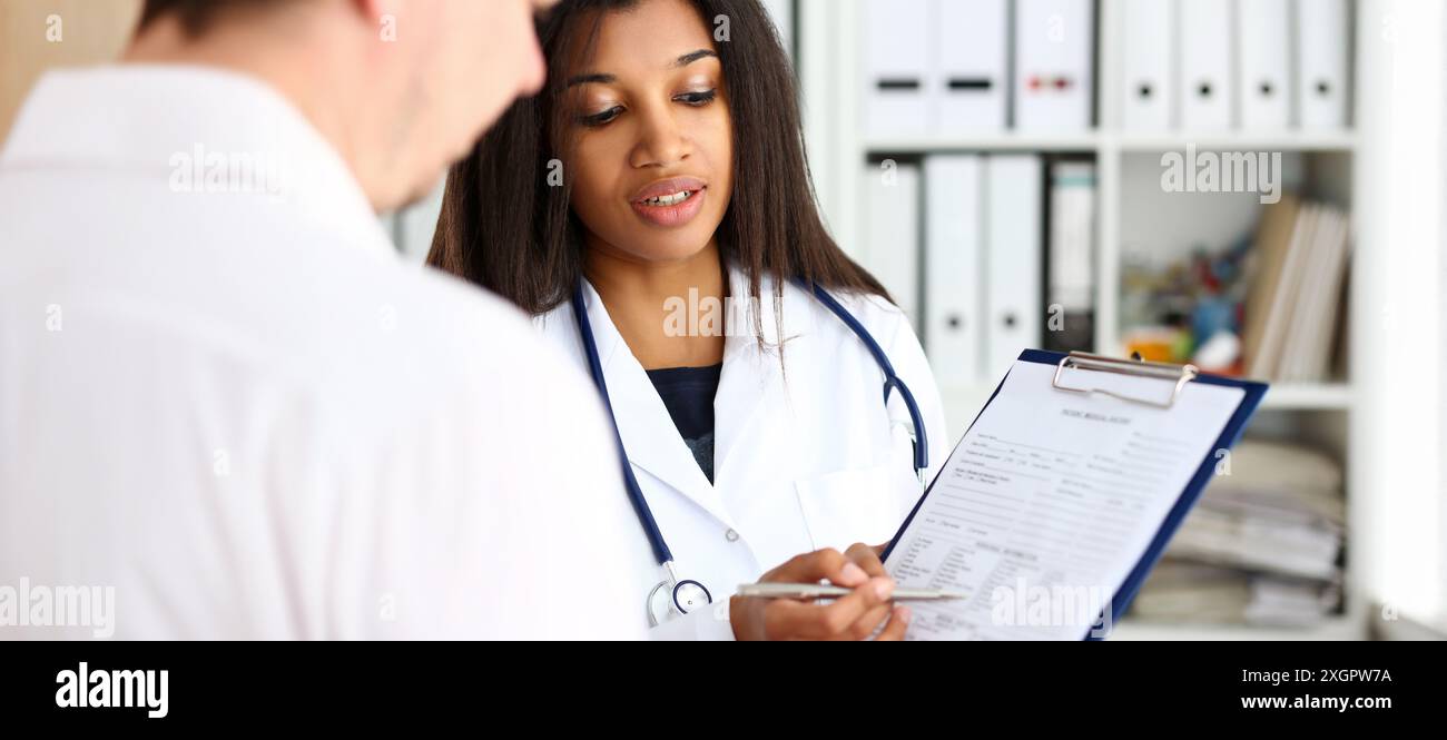 Patient sign agreement consent form hi-res stock photography and images ...