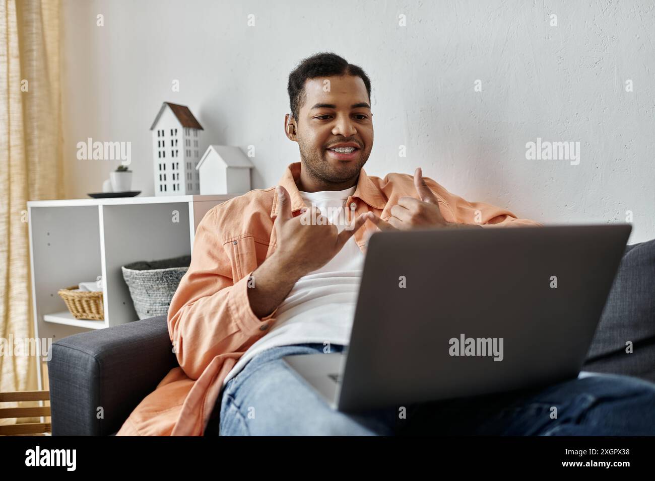 American sign language at work hi-res stock photography and images - Alamy