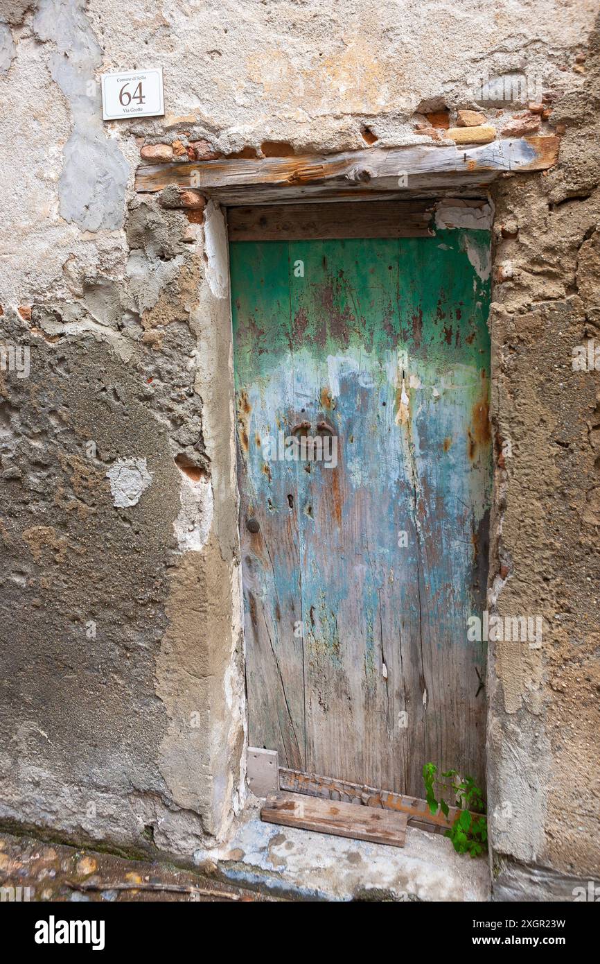 Distressed old door, Via Grotte, Chianalea di Scilla, Calabria, Italy ...