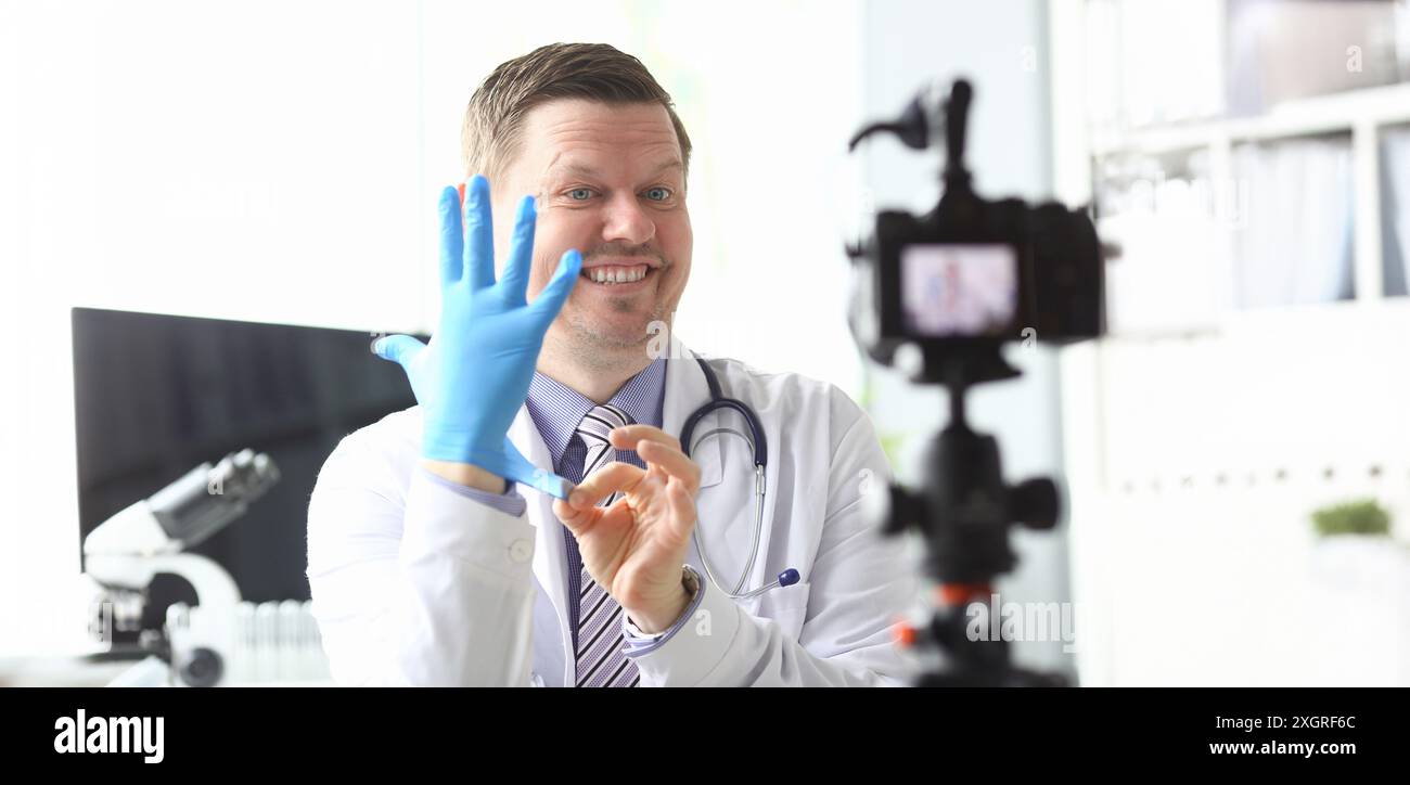 Doctor glove pull hi-res stock photography and images - Alamy