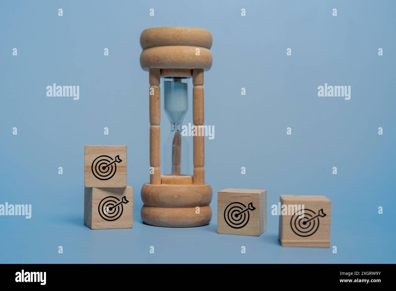 Wooden blocks target icon hi-res stock photography and images - Alamy