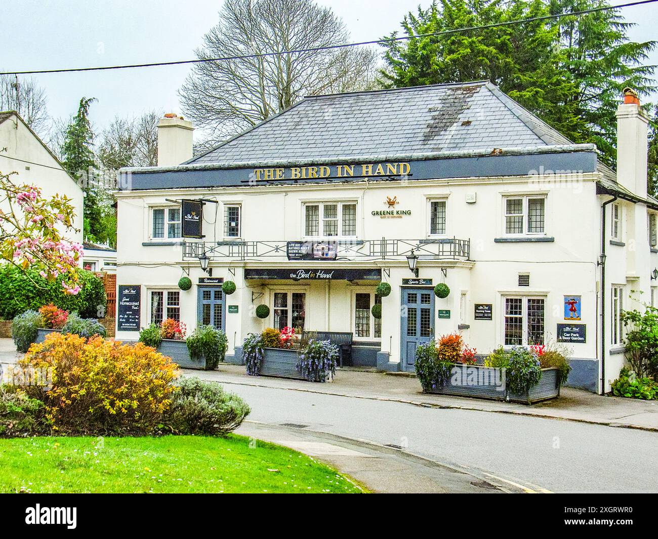 Green king pub exterior hi-res stock photography and images - Alamy