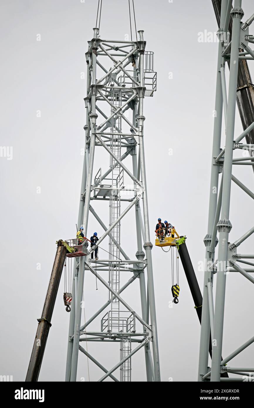 (240710) -- YINCHUAN, July 10, 2024 (Xinhua) -- Staff members of the ...