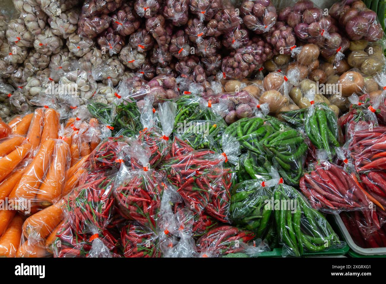 Pack of carrots hi-res stock photography and images - Alamy