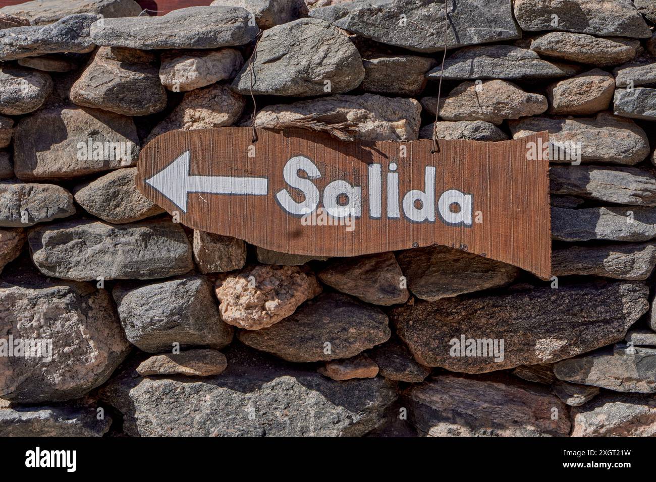 Horizontal wooden arrow hi-res stock photography and images - Alamy