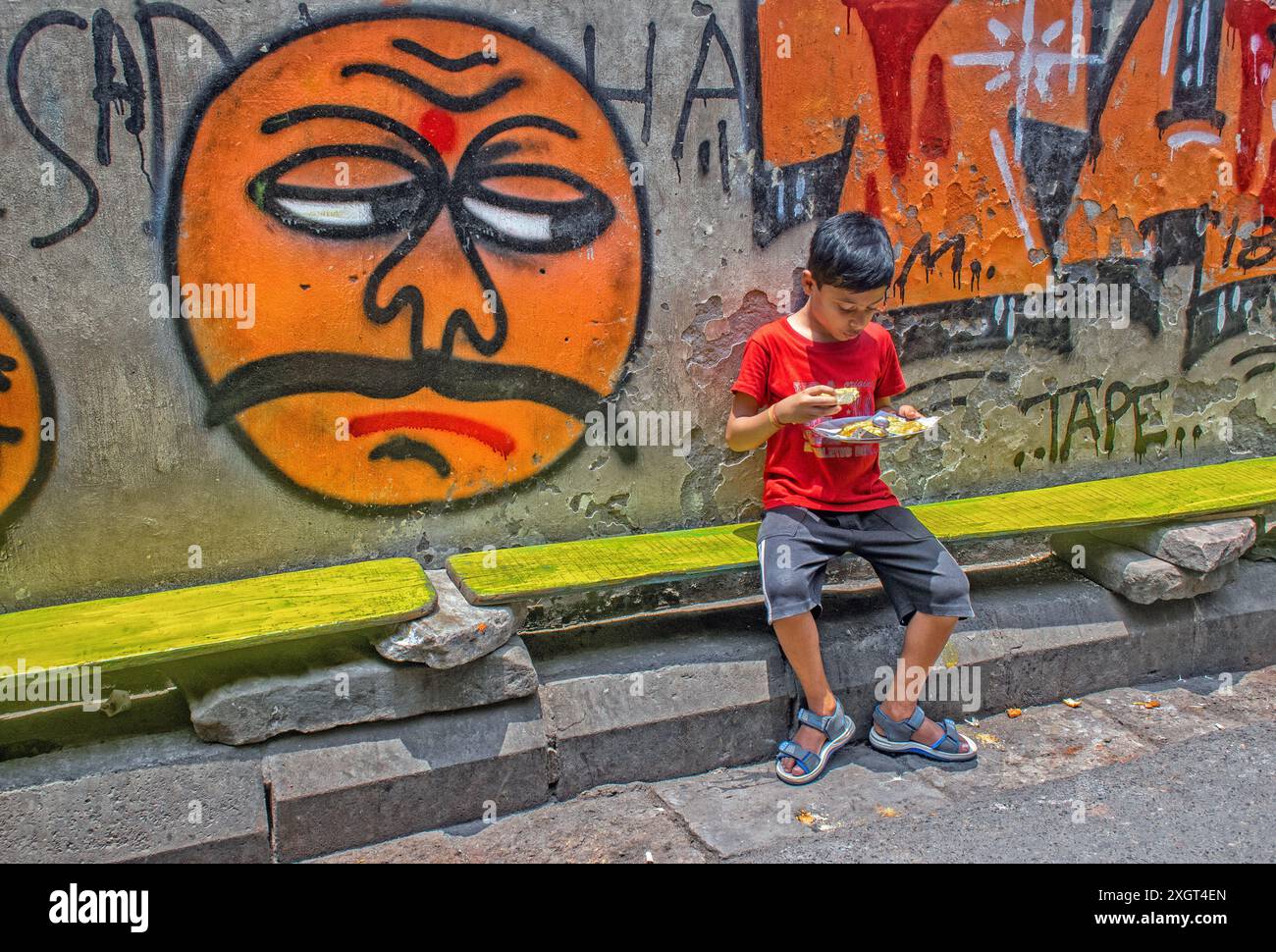 Child makes drawing street hi-res stock photography and images - Alamy