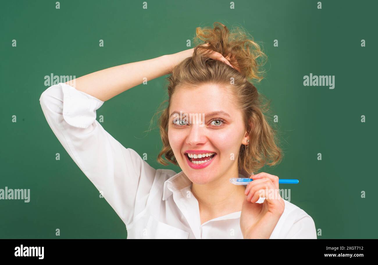Smiling high school girl pencil hi-res stock photography and images - Alamy