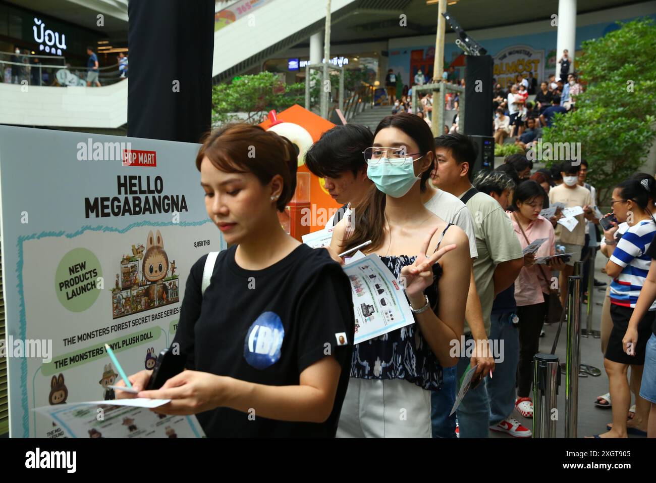 (240710) -- BANGKOK, July 10, 2024 (Xinhua) -- People wait in line to ...