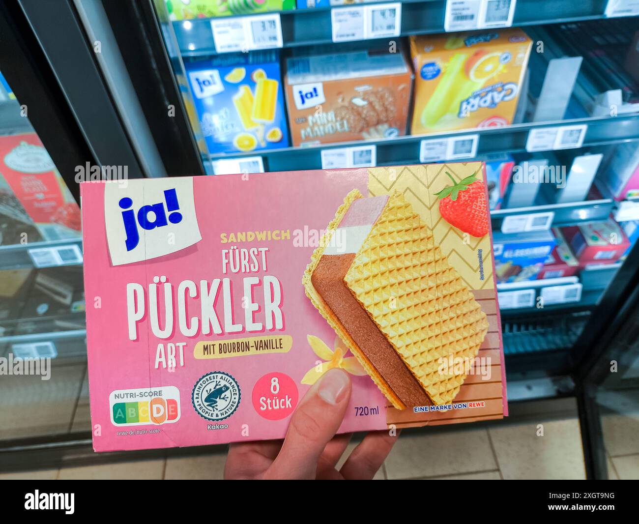 Sandwich eis hi-res stock photography and images - Alamy