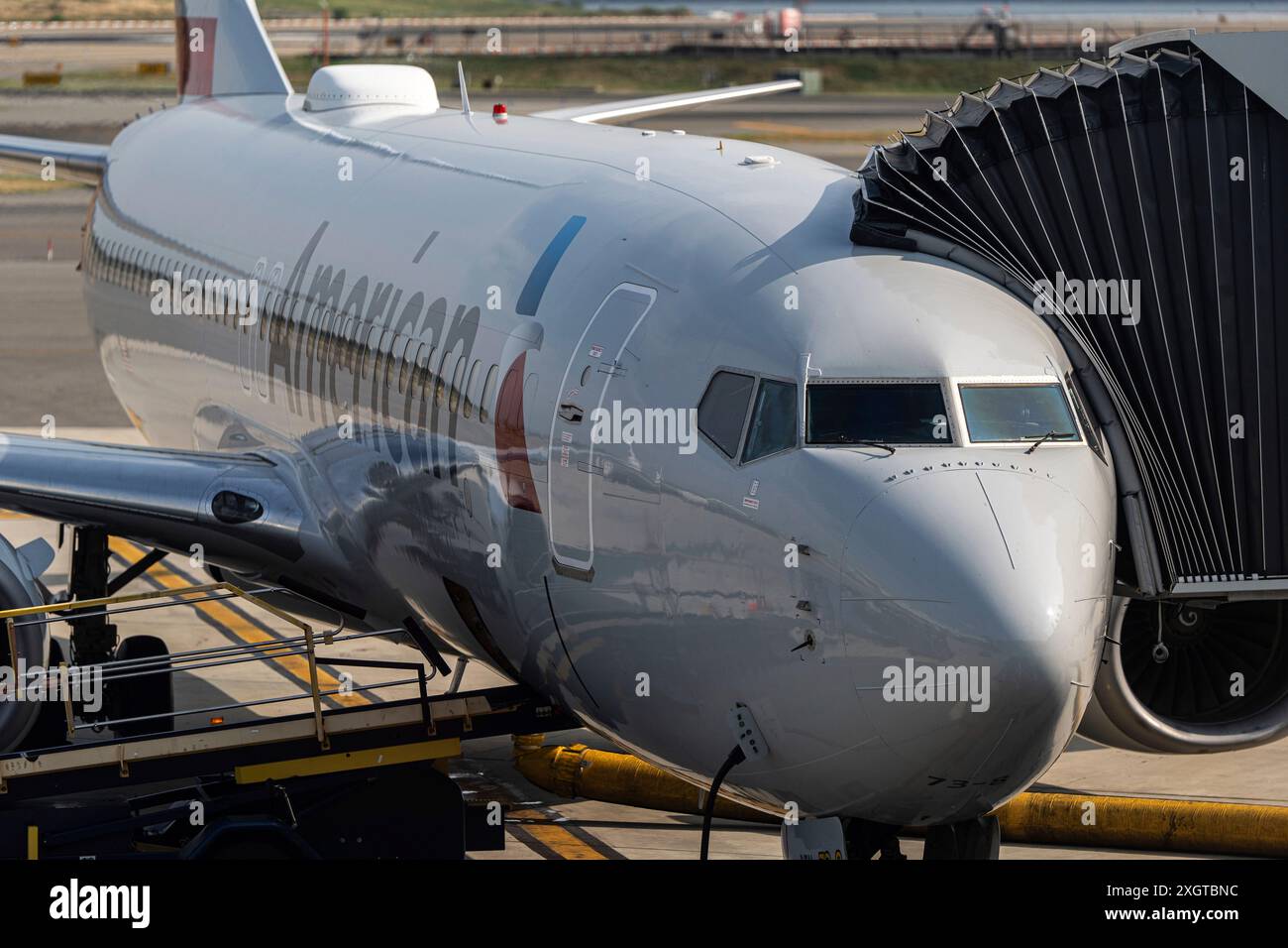 An American Airlines Boeing 737-800 waits at a LaGuardia Airport gate ...
