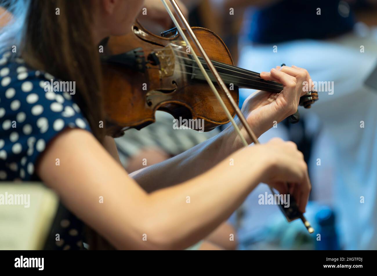 Girl playing violin on hi-res stock photography and images - Alamy