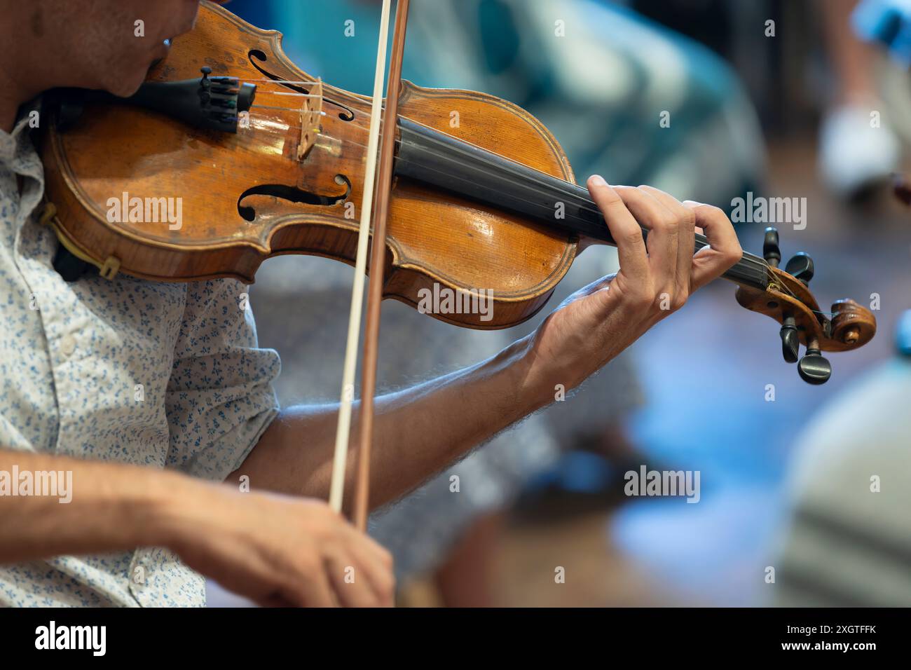 Close up musician playing violin hi-res stock photography and images ...