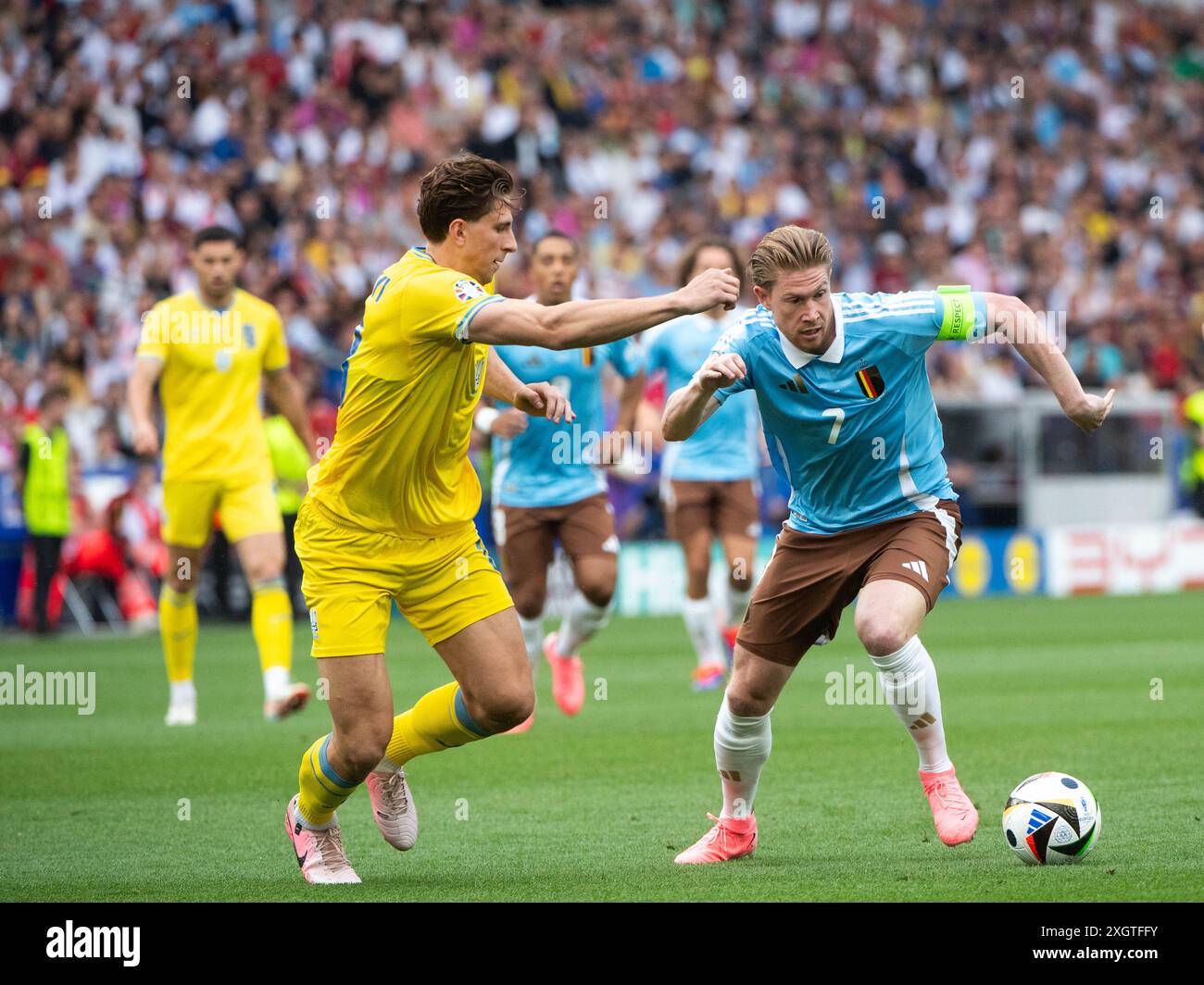 Kevin de Bruyne (Belgien, #07) im Zweikampf mit Illia Zabarnyi (Ukraine ...