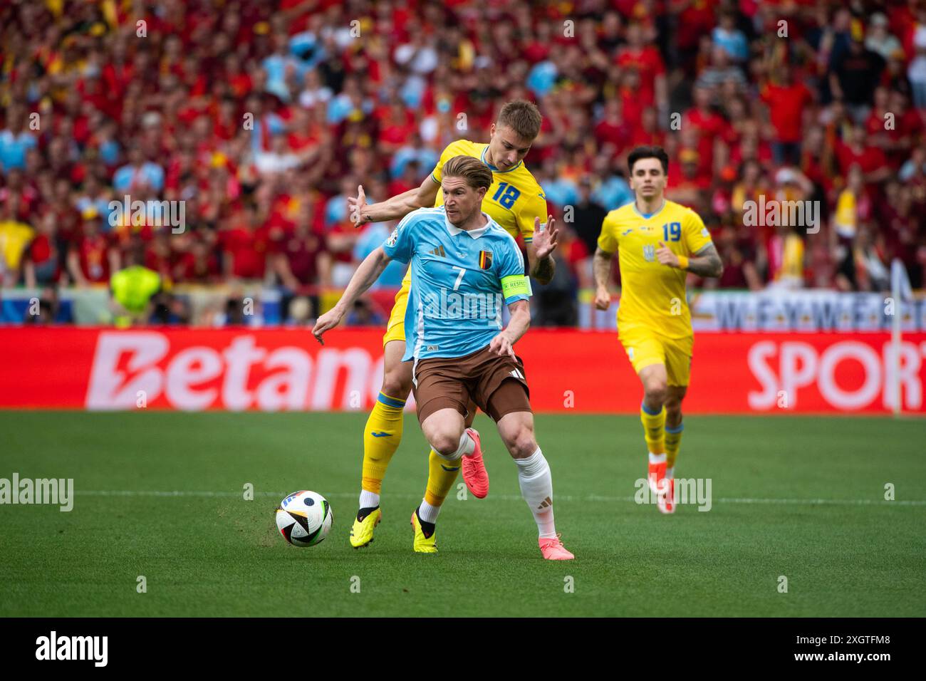 Kevin de Bruyne (Belgien, #07) im Zweikampf mit Volodymyr Brazhko ...