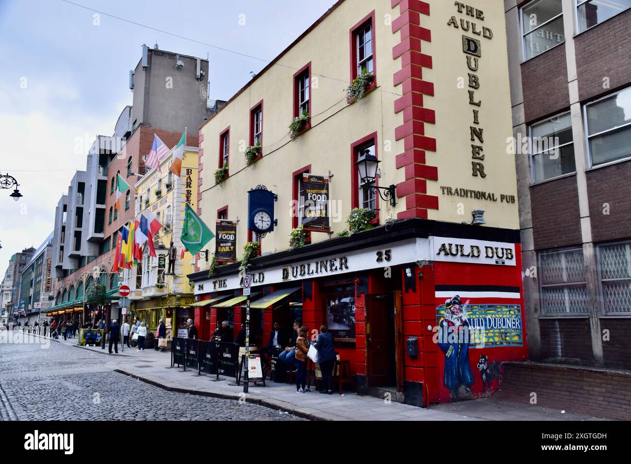 Traditional irish pub facade temple hi-res stock photography and images ...