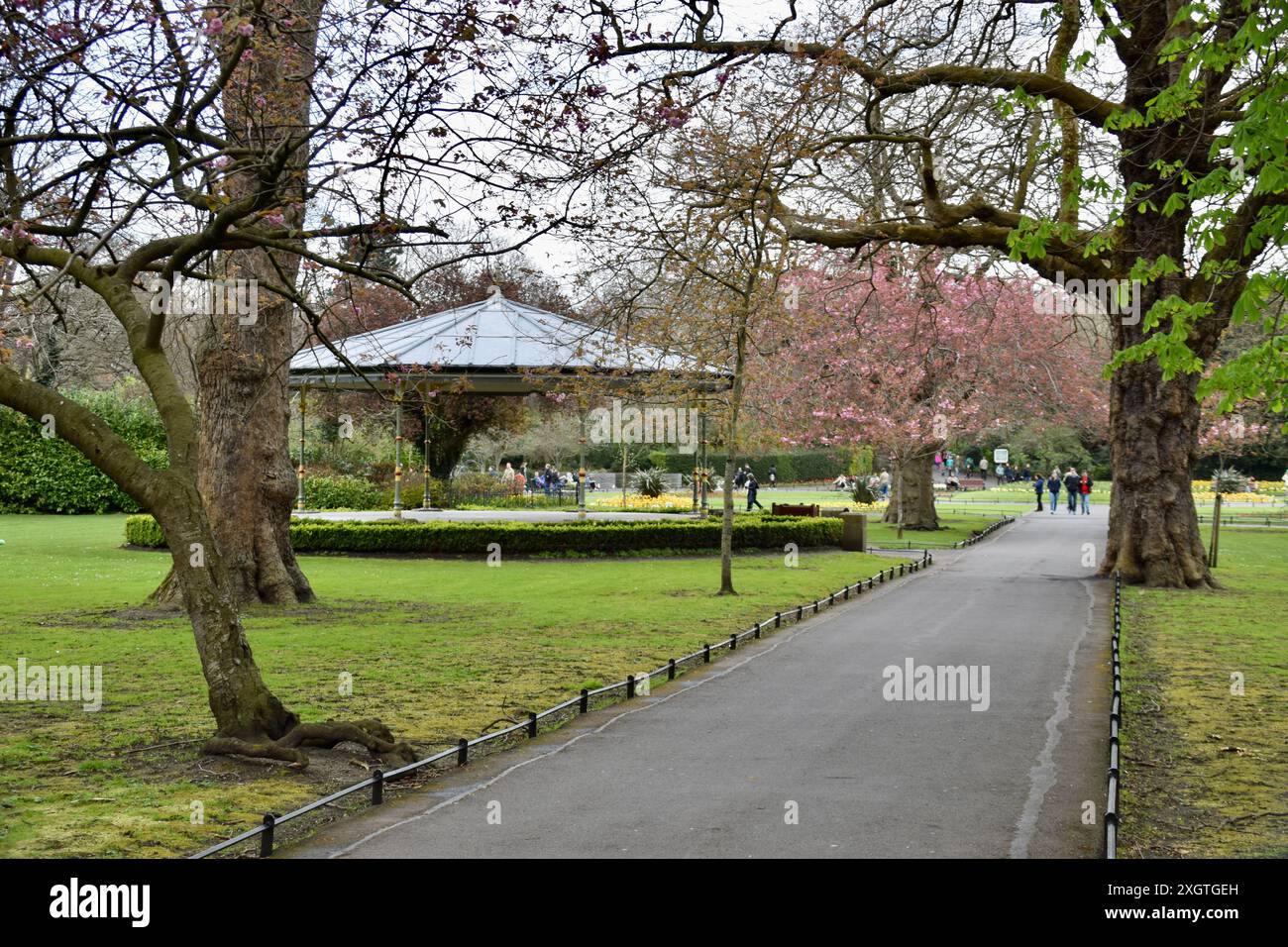 Merrion Square Park, with Bandstand, trees and grass Stock Photo - Alamy
