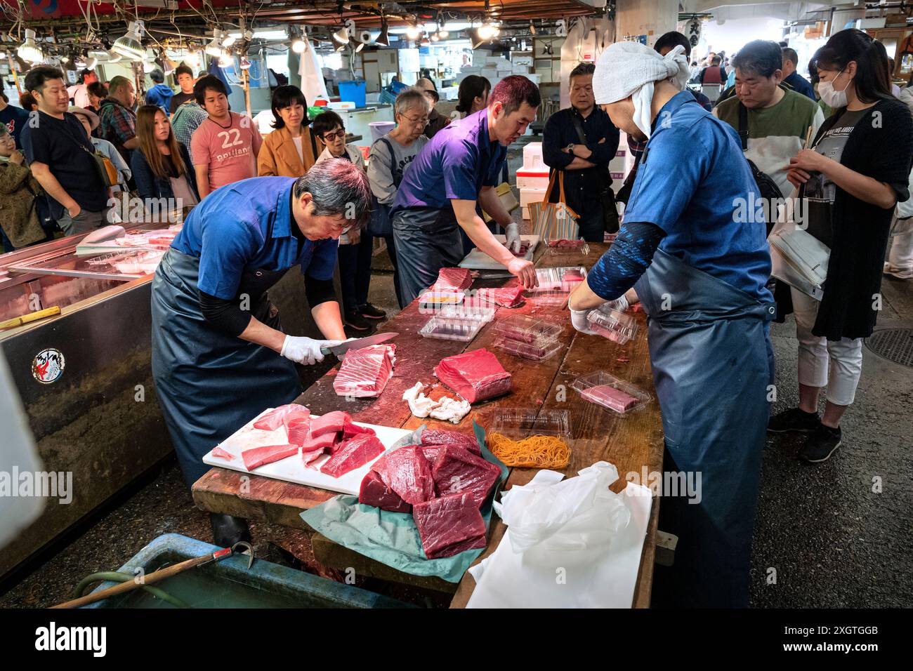 Japan, Honshu island, Kanto, Tokyo, local fish market, preparing and ...