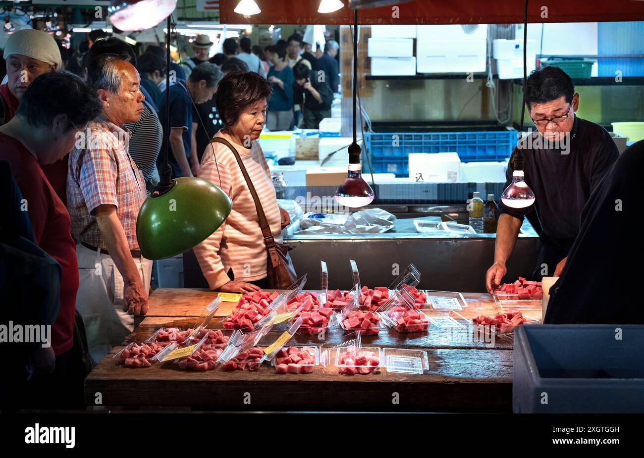 Japan, Honshu island, Kanto, Tokyo, local fish market, preparing and ...