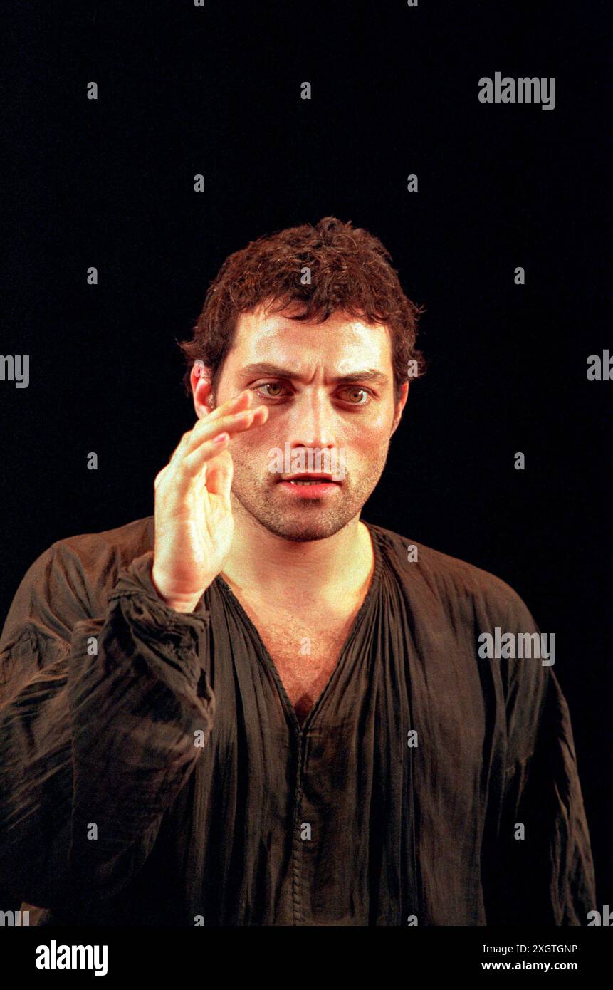 Rufus Sewell (Macbeth) in MACBETH by Shakespeare at the Queen's Theatre ...