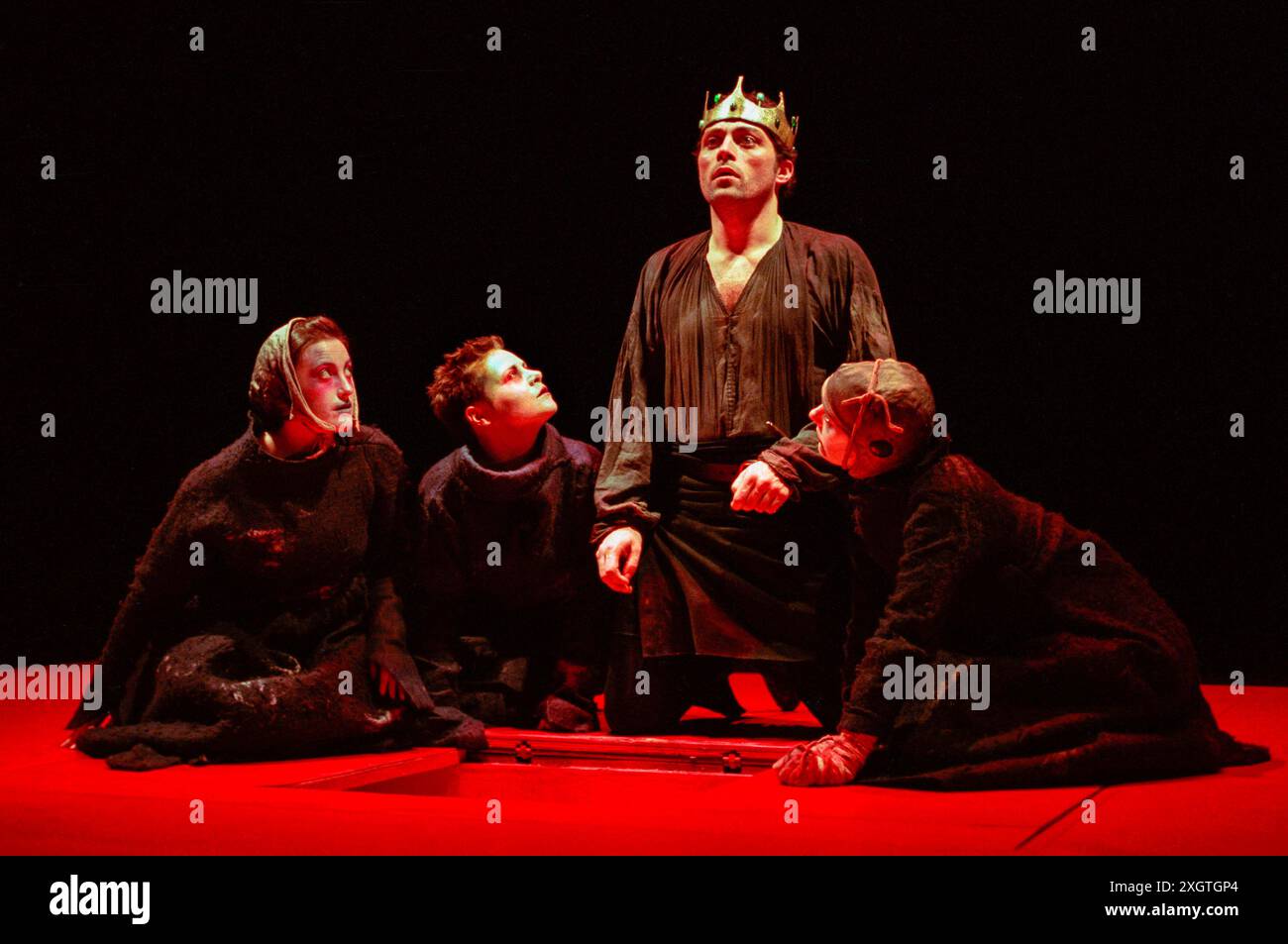 Rufus Sewell (Macbeth) with the Witches in MACBETH by Shakespeare at ...