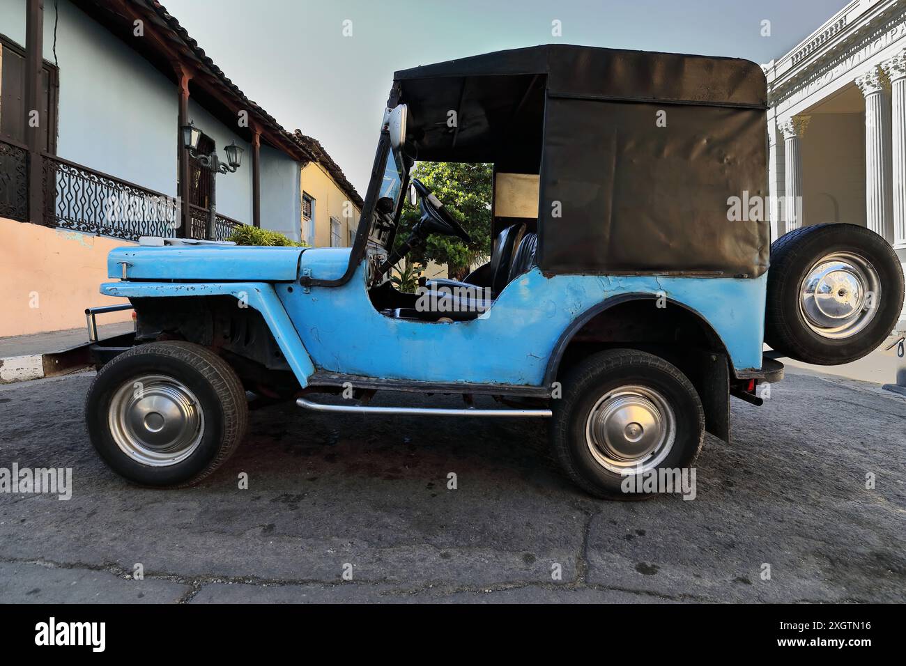 500 Side view, blue American classic car -Jeep Willys from 1945-49 ...