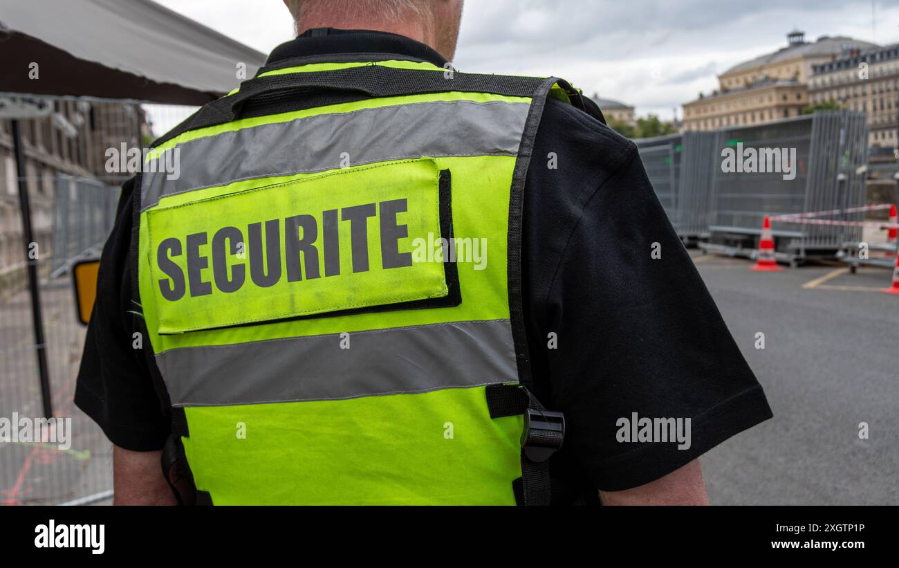 Fluorescent yellow vest with the word "security" written in French at ...