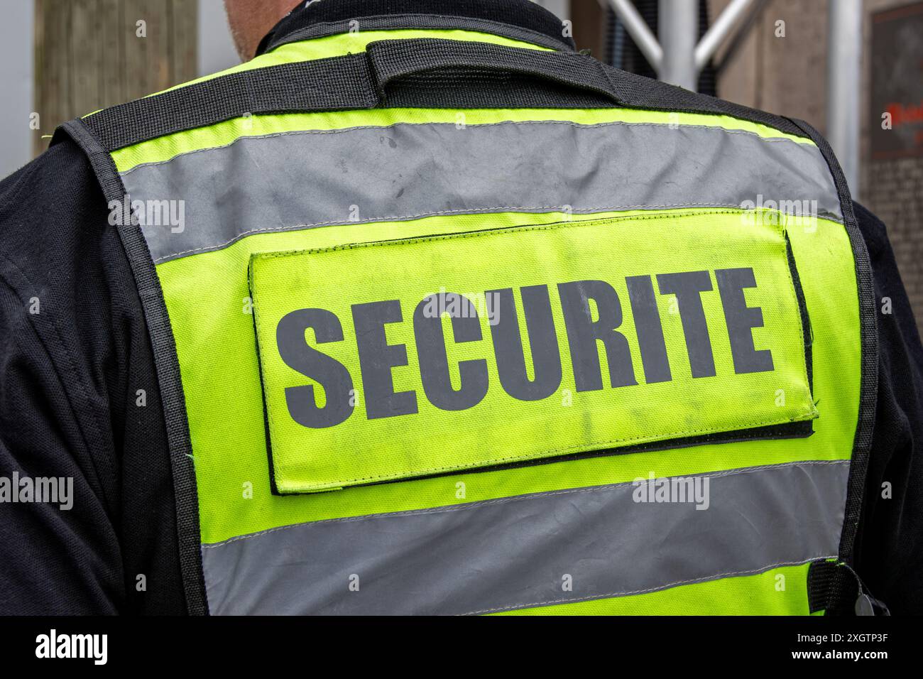 Fluorescent yellow vest with the word "security" written in French at ...