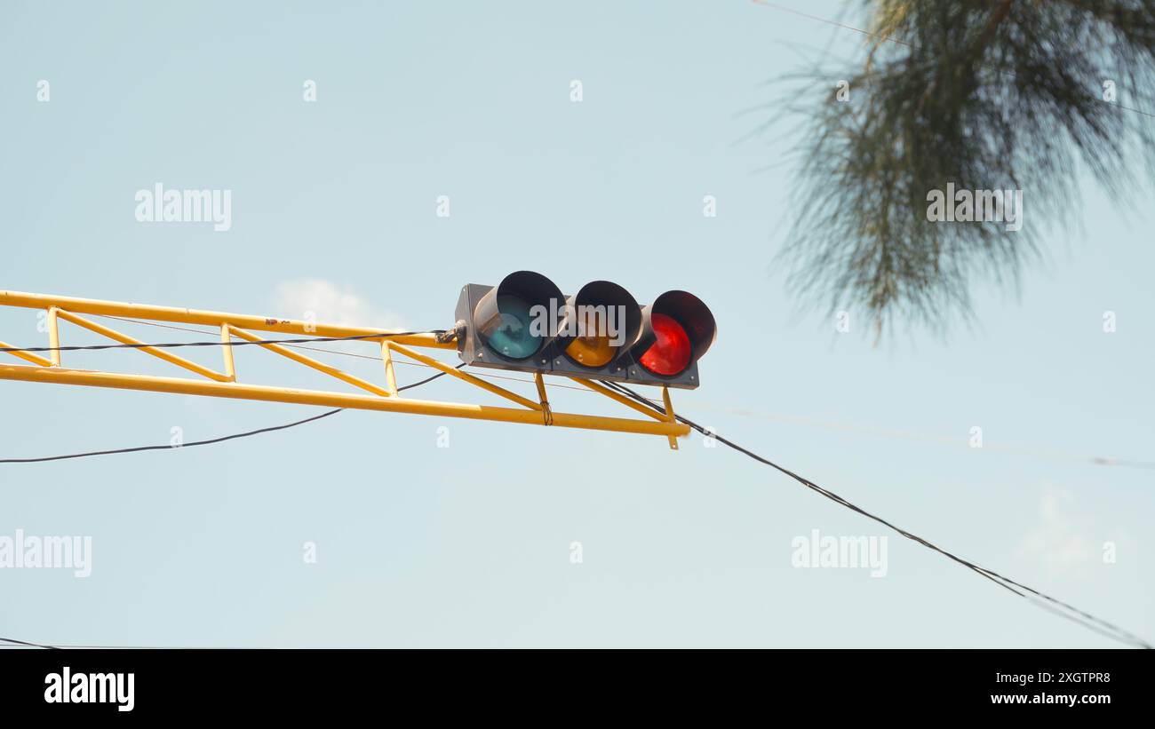 Horizontal traffic light hi-res stock photography and images - Alamy