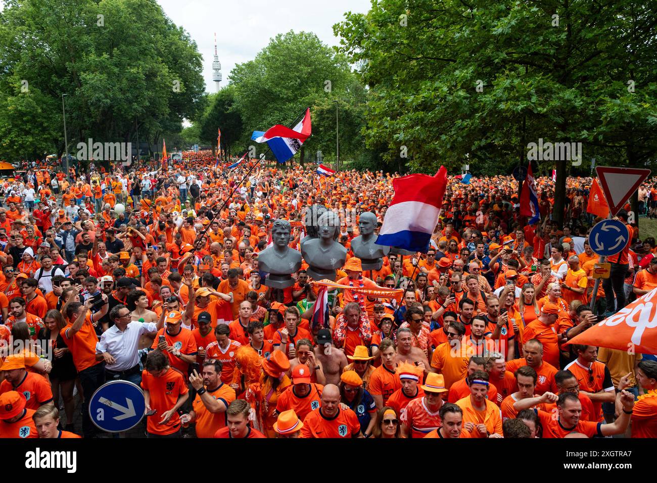 Fanwalk Oranje Fans mit Fanbus, GER, Netherlands (NED) vs England (ENG ...