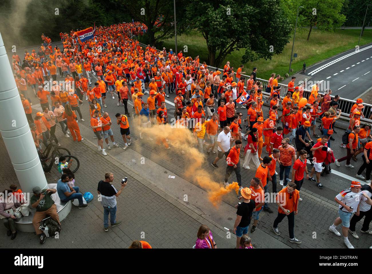 Fanwalk Oranje Fans mit Pyrotechnik, GER, Netherlands (NED) vs England ...