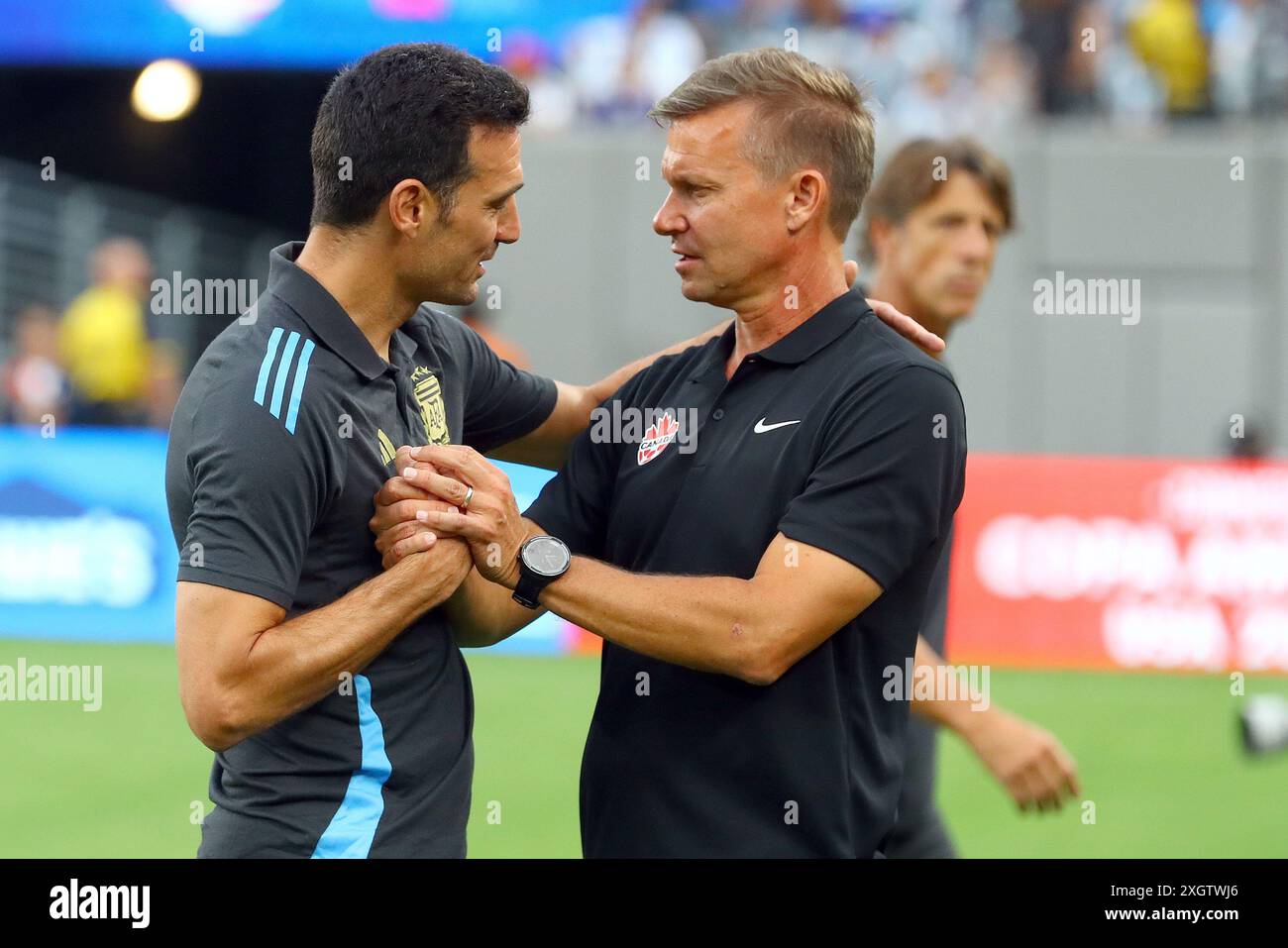 Argentina's head coach Lionel Scaloni (L) and his colleague Canada's ...