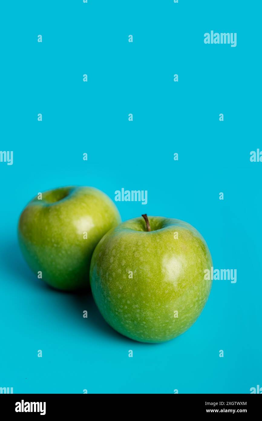 Showcasing two apples hi-res stock photography and images - Alamy