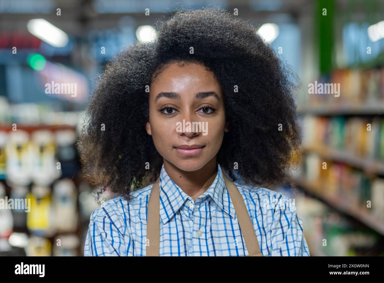 Young black woman working in a clothes shop hi-res stock photography ...
