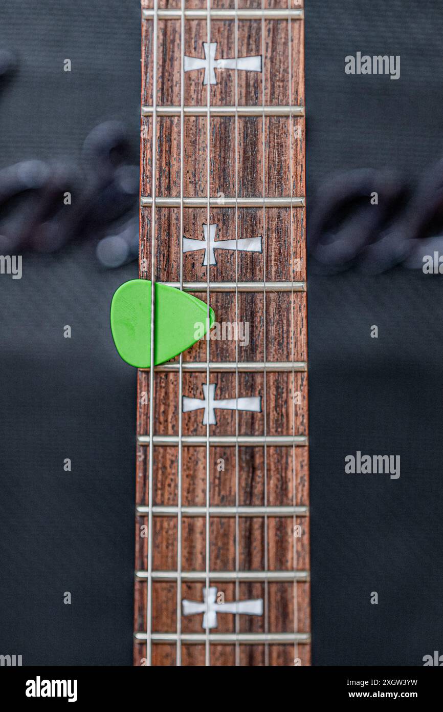 Guitar mechanics hi-res stock photography and images - Alamy