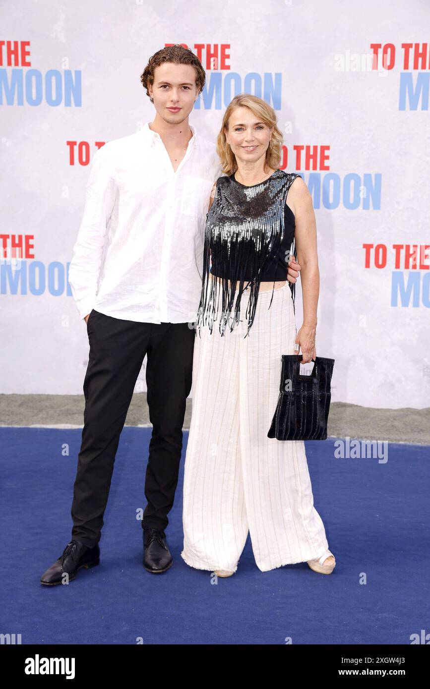 Tina Ruland und ihr Sohn Jahvis bei der To The Moon Film Premiere am 10 ...