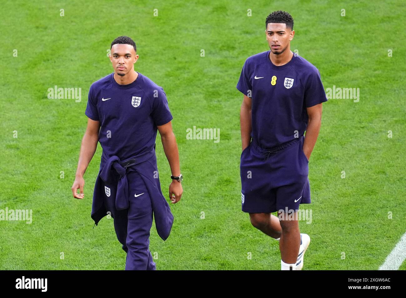 England's Trent Alexander-Arnold (left) and Jude Bellingham inspect the ...