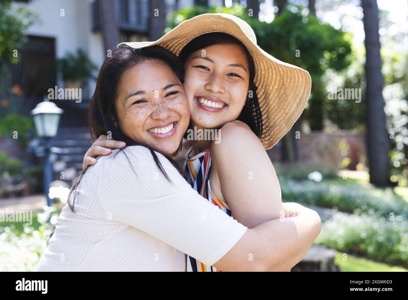 Strong female bond hi-res stock photography and images - Alamy