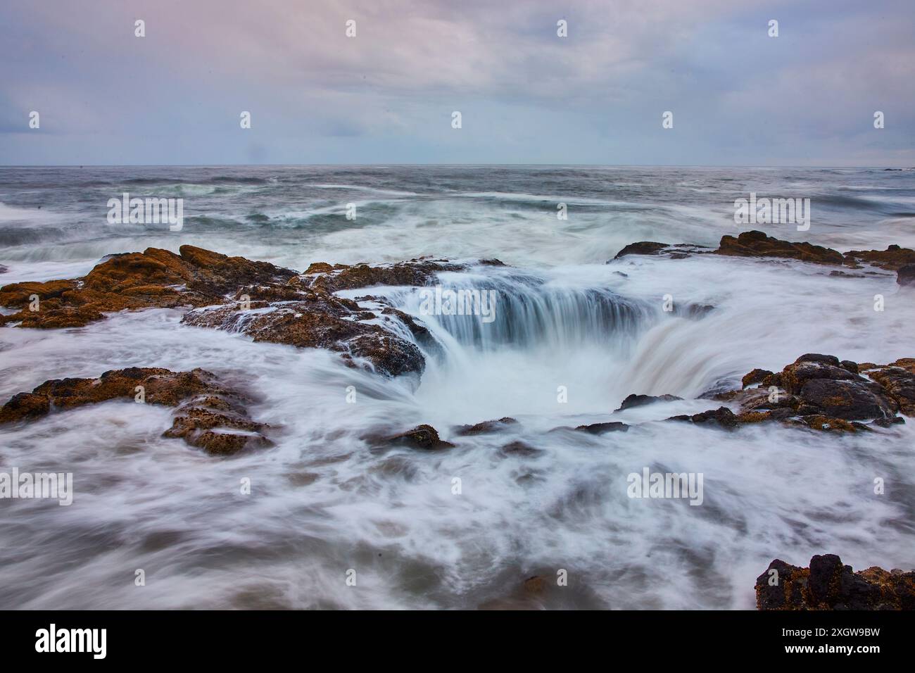 Thor's Well Oregon Cascading Waterfall at Eye Level Stock Photo - Alamy