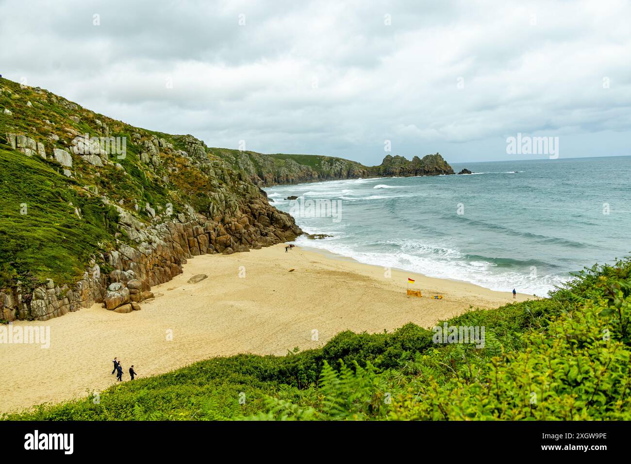 A short discovery tour on Porthcurno Beach to the beautiful Minack ...