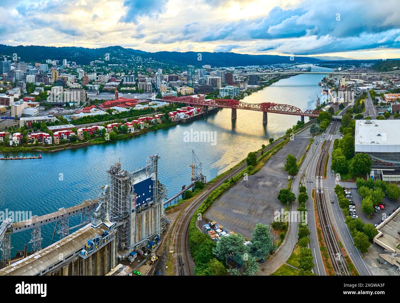 Portland oregon panorama bridges hi-res stock photography and images ...