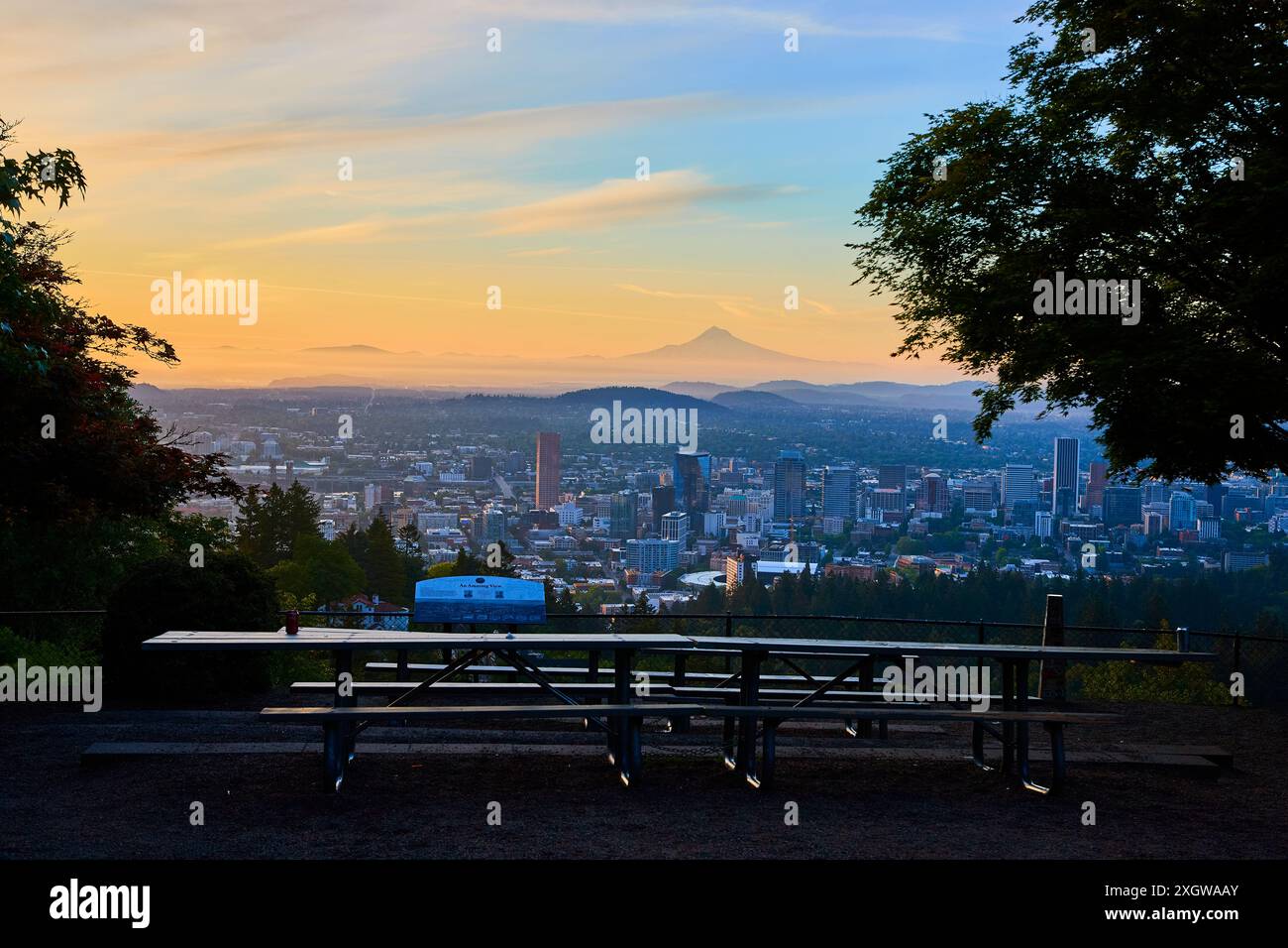 Sunrise over mount hood hi-res stock photography and images - Alamy