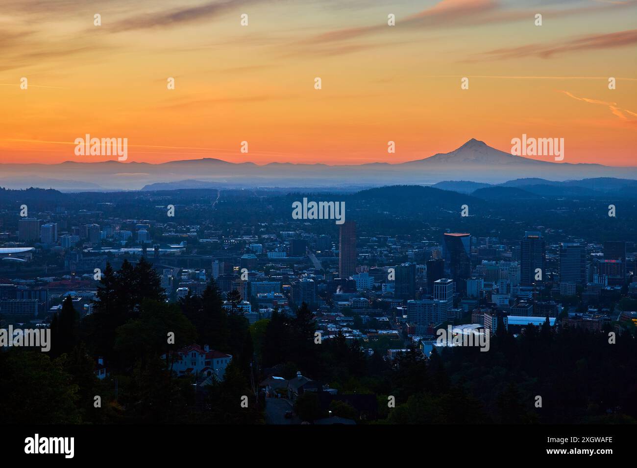 Portland Sunrise with Mount Hood from Pittock Mansion Stock Photo - Alamy