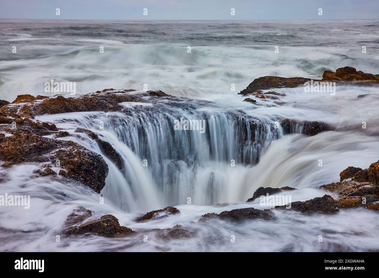 Thor's Well Cascading Waterfall Motion Elevated View Stock Photo - Alamy