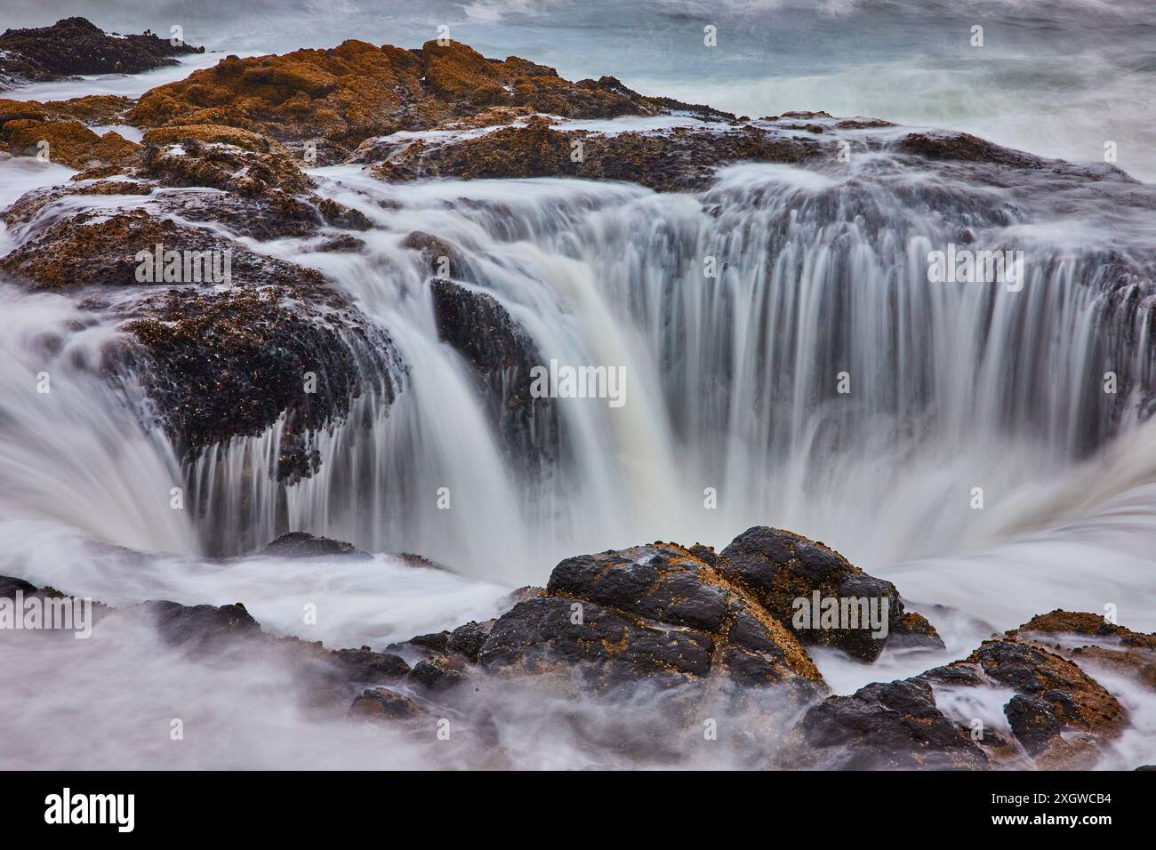 Thor's Well Coastal Waterfall Motion at Twilight Stock Photo - Alamy