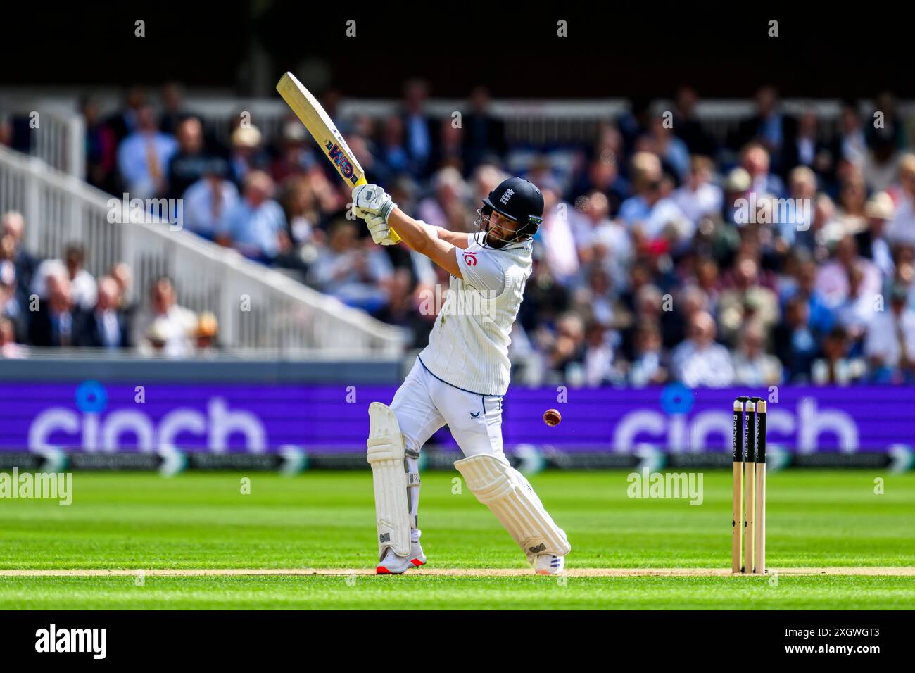 Test cricket bat hi-res stock photography and images - Alamy