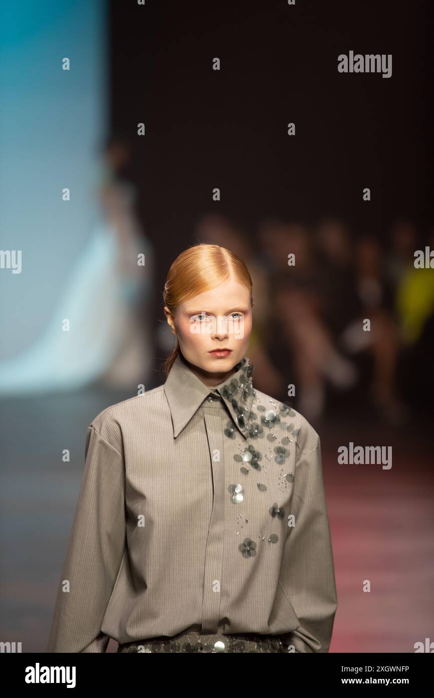 Berlin, Deutschand, 3.Juli 2024, Runway Model präsentiert auf dem ...