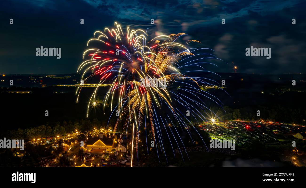 Spectacular red gold fireworks hi-res stock photography and images - Alamy