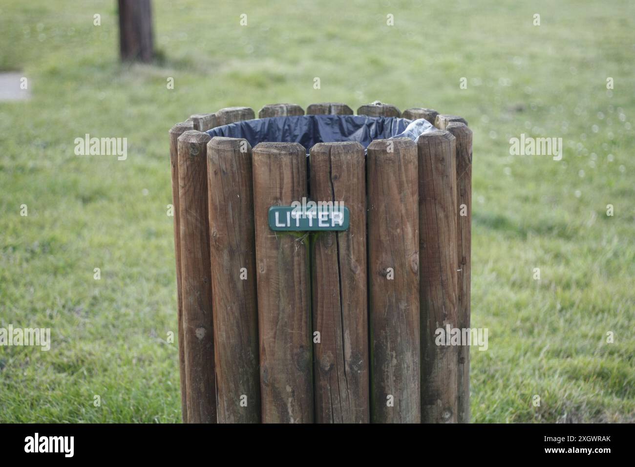 Old trashcan hi-res stock photography and images - Alamy