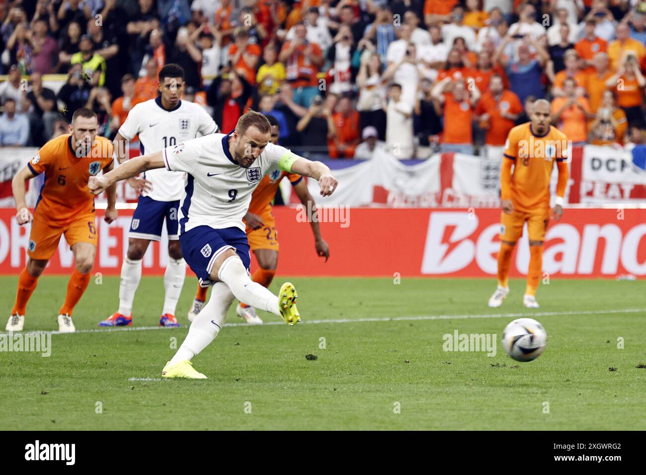 Dortmund - Harry Kane of England scores the 1-1 during the UEFA EURO ...