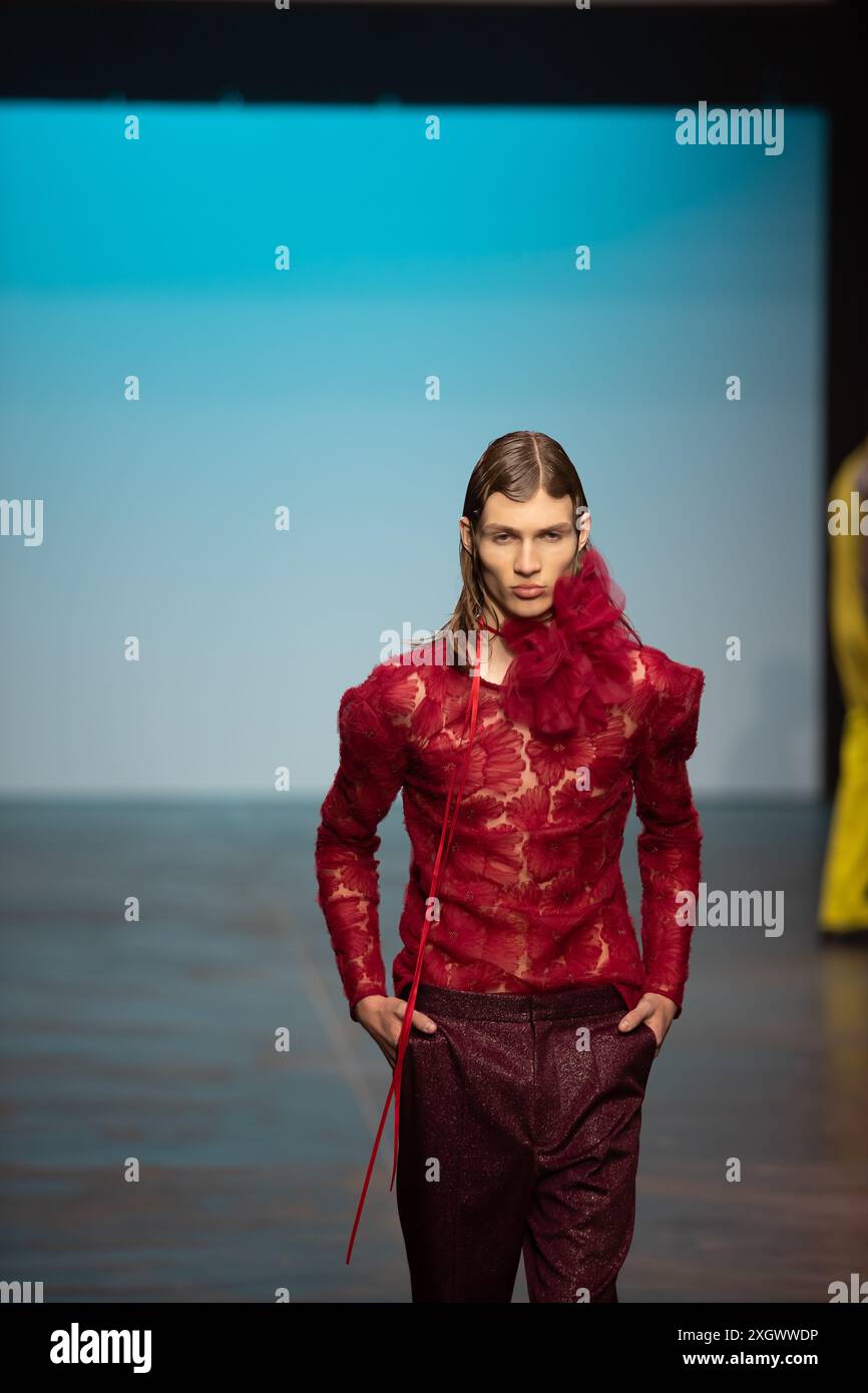 Berlin, Deutschand, 3.Juli 2024, Runway Model präsentiert auf dem ...